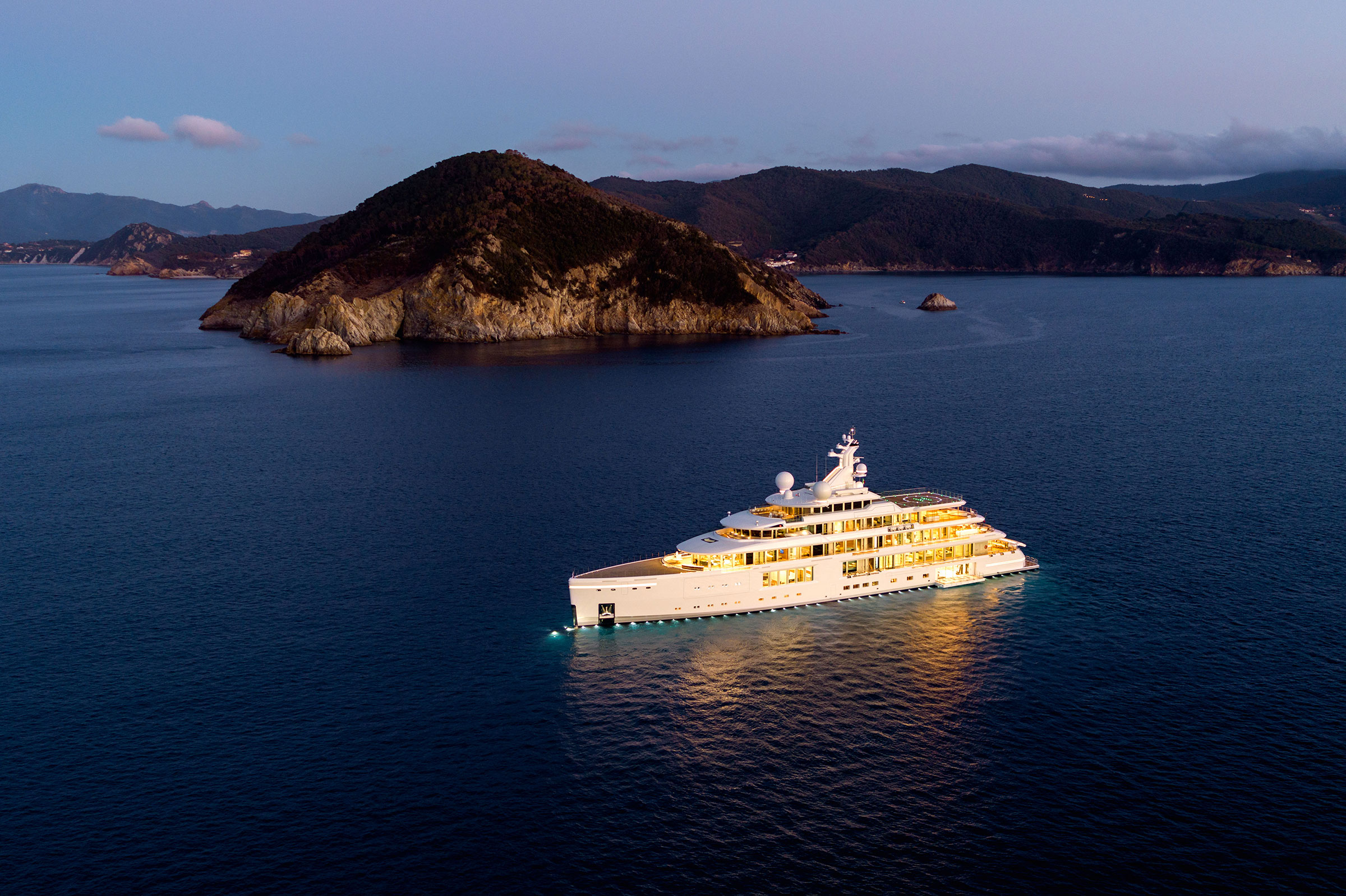 Yacht LUMINOSITY, Custom Mega Yacht | CHARTERWORLD Luxury Superyacht ...